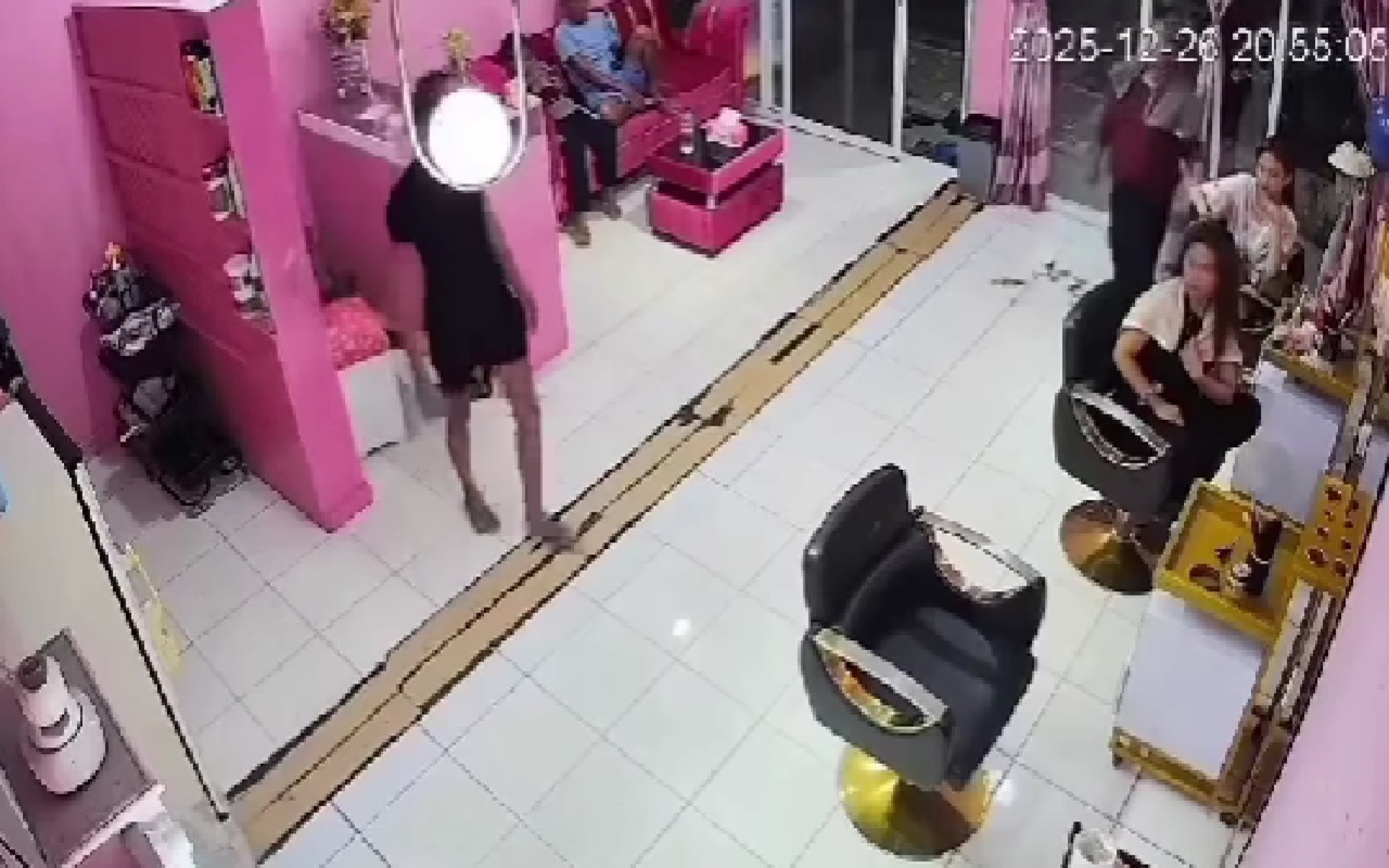 Viral CCTV 24 Detik! Wanita Diduga Dipukul di Salon Pohuwato, Netizen Murka